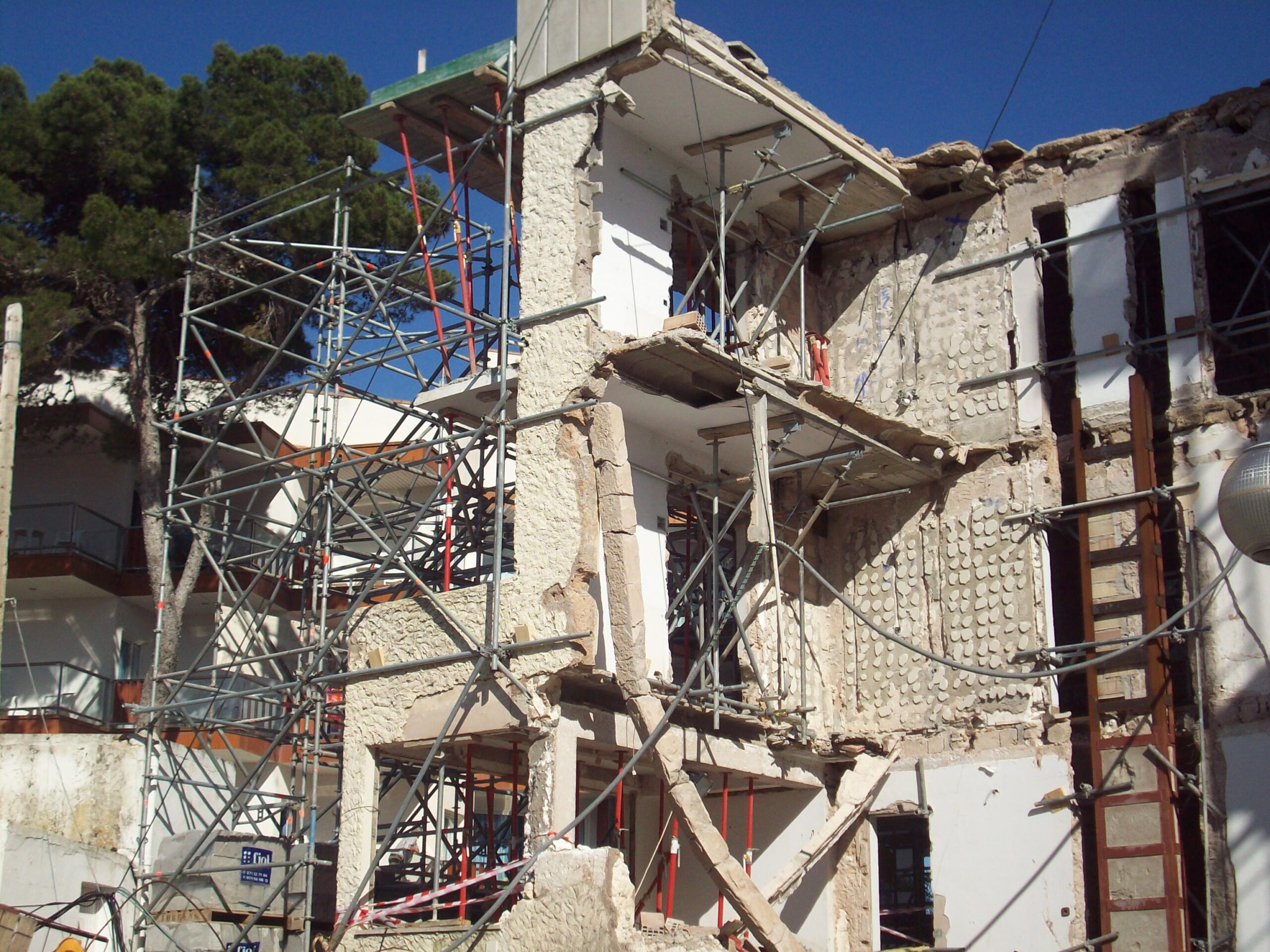 Munditubo » Apeos, apuntalamientos y estabilizadores de fachada - Munditubo